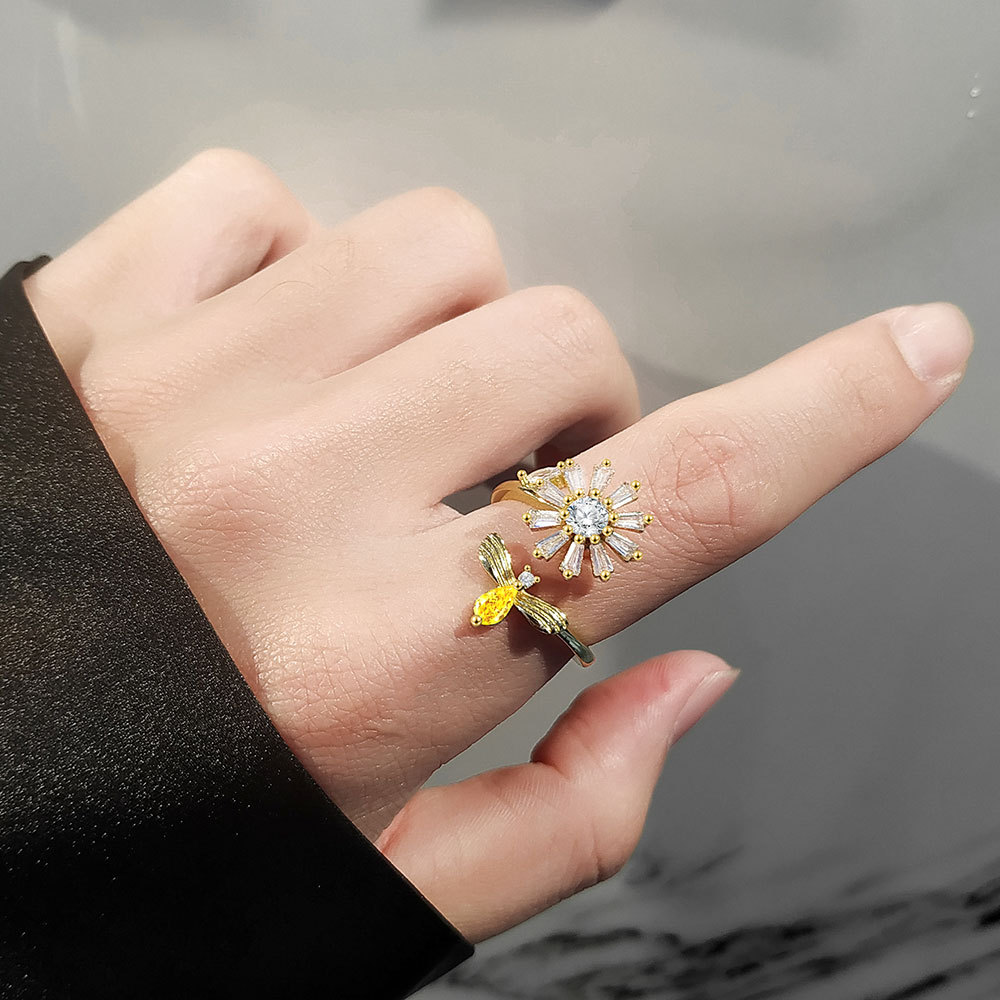 New SUNFLOWER Rotatable Bee Smart Personality Simple Flower Ring ...